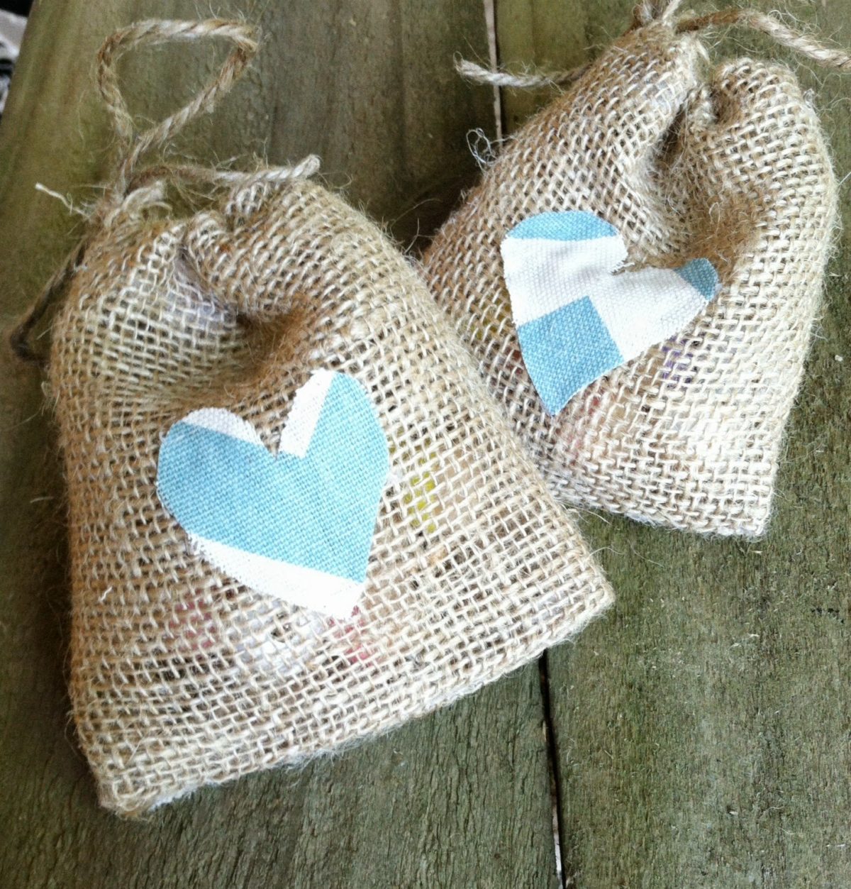 How to make DIY Burlap Gift Bags | DIYs & Tutorials
