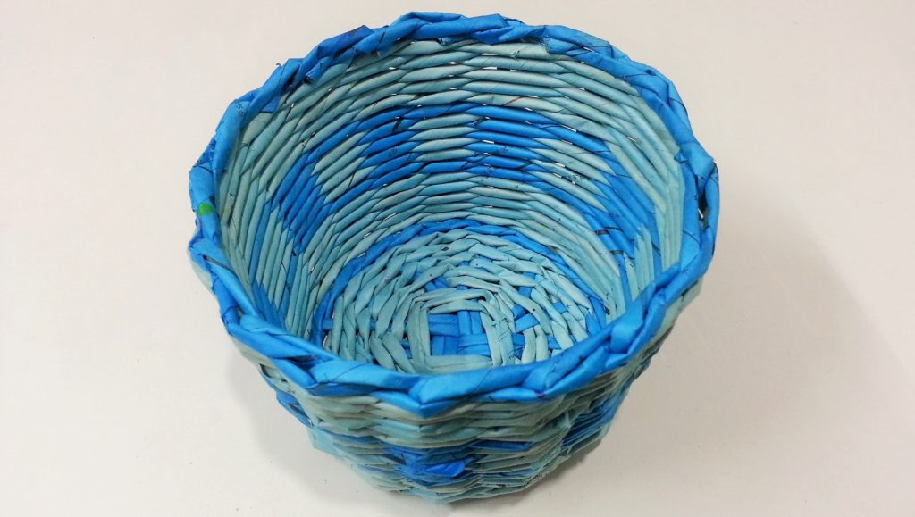 31 DIYS & Tutorials | How to Weave a Newspaper Basket