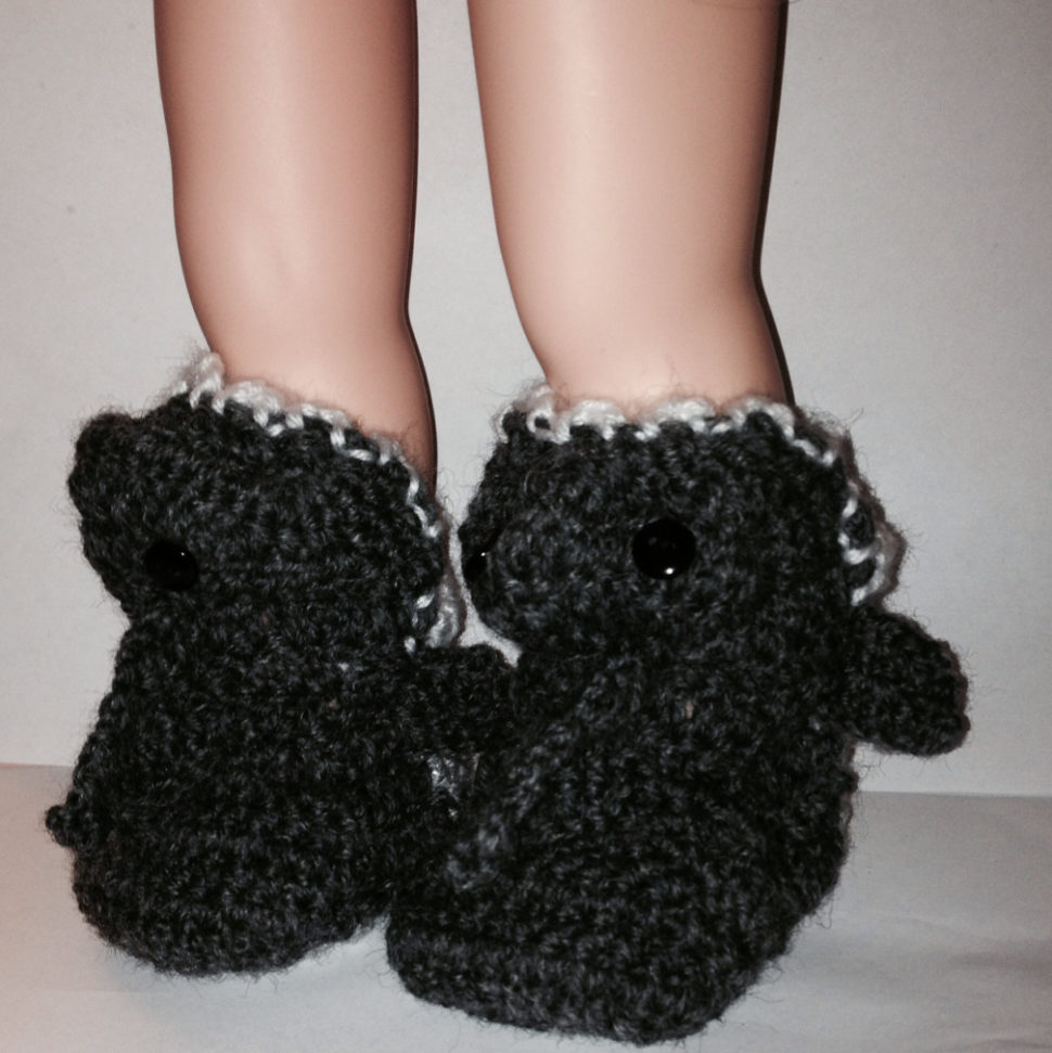 7 Free Patterns for Crochet Shark Slippers | Shark Crochet Slippers