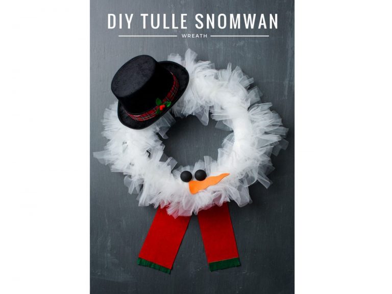 30 DIY Ideas and Tutorials to Make a Snowman Wreath