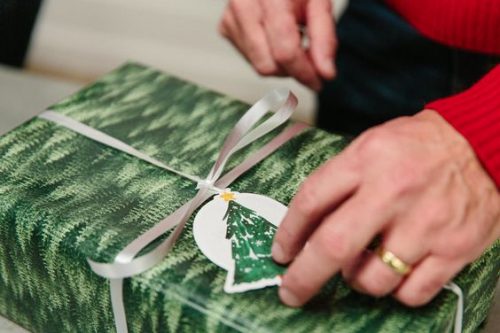 How To Wrap A Present Without Tape 11 DIY Ideas how-to-wrap-a-present-without-tape-11-diy-ideas